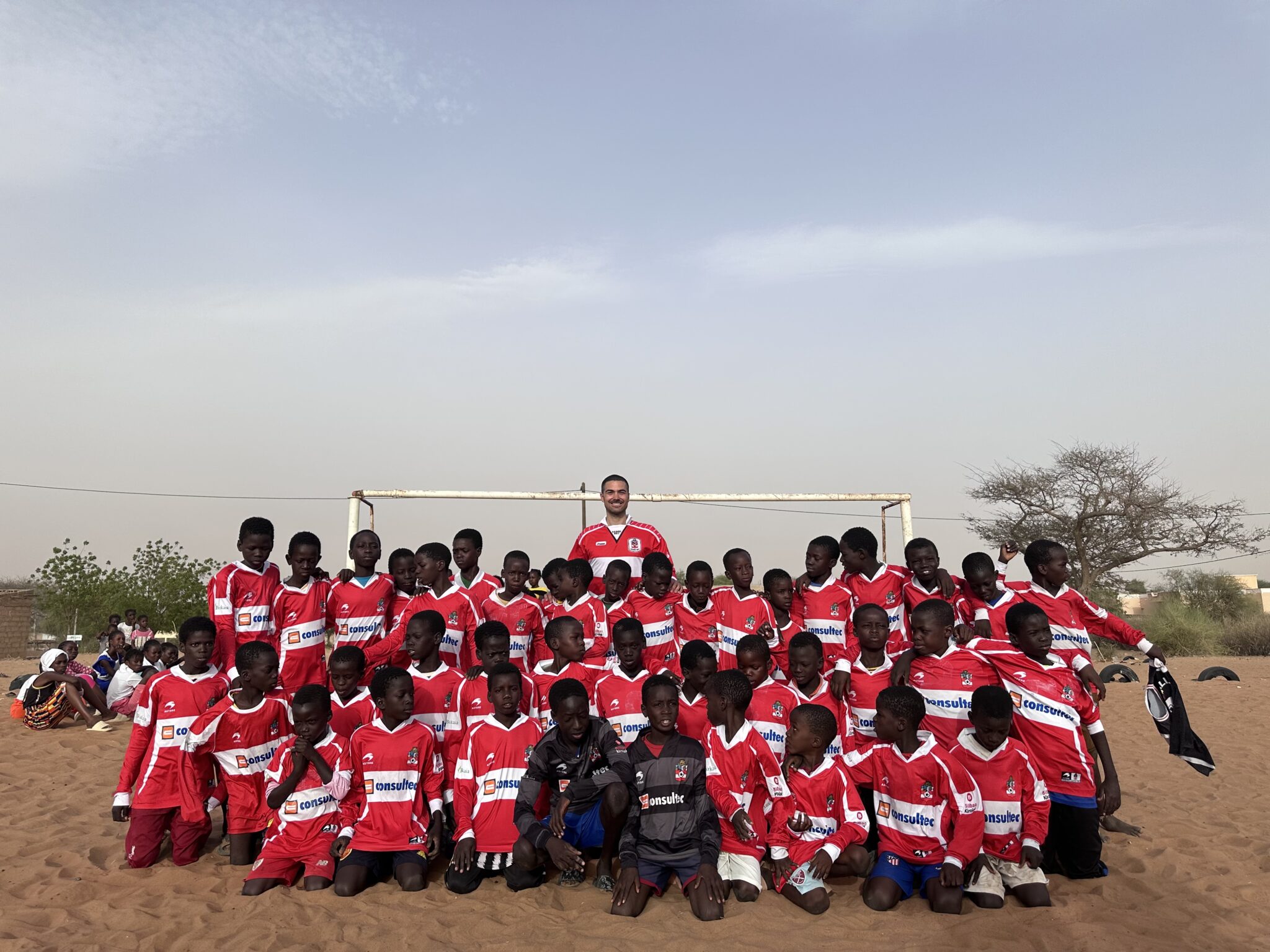 Los niños y niñas de Lomboul Mbathie reciben la ropa del Danok gracias ...
